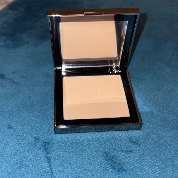 Doucce | Makeup | Cach Crme Powder Foundation By Doucce Yl3 New No Box ...